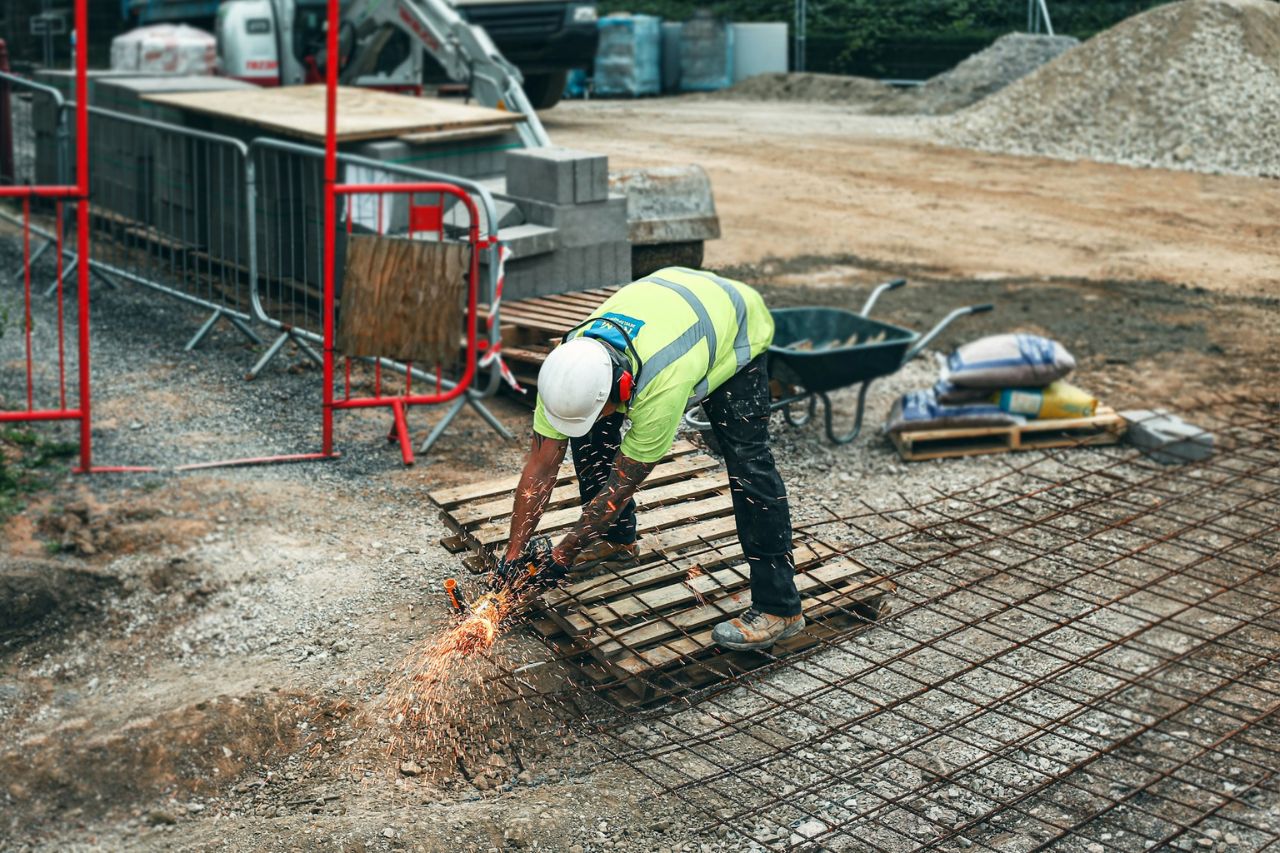 Economic activity drops 3.9% in June, industry and construction most ...