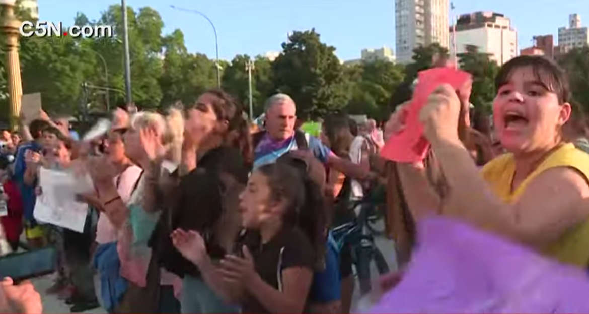 Outrage in La Plata over 7-year-old girl killed in car robbery - Buenos ...